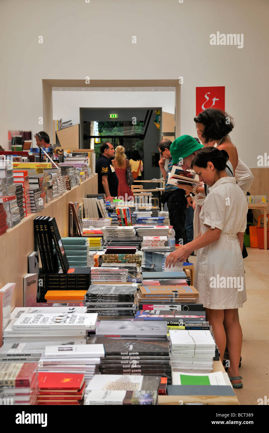 people reading books at bookstore, Venice, Italy Stock Photo - Alamy