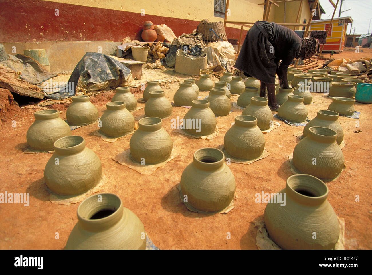 Elk151 2027 Ghana Pankrono pottery maker with pots Stock Photo - Alamy