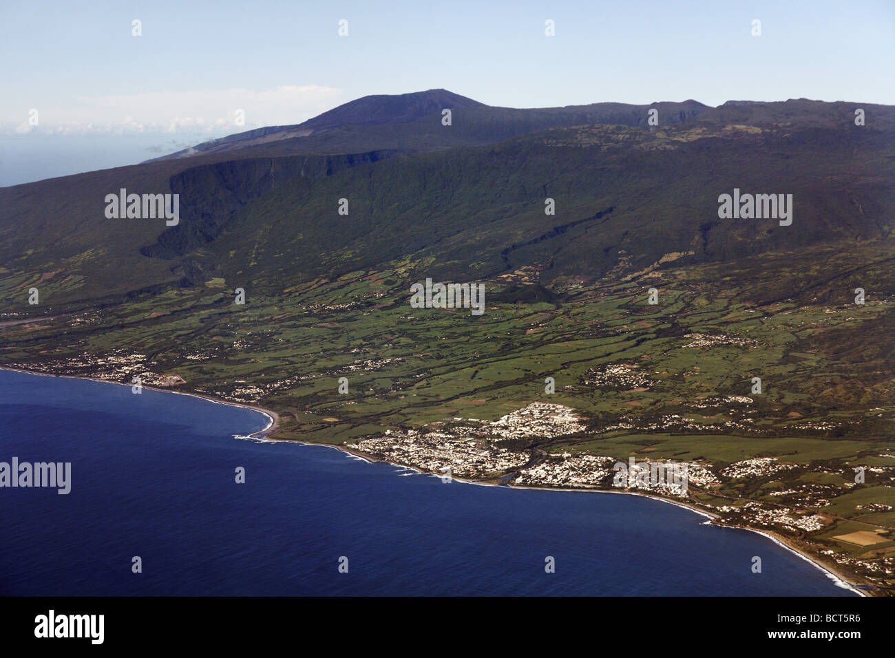 Wide angle above island view hi-res stock photography and images - Alamy