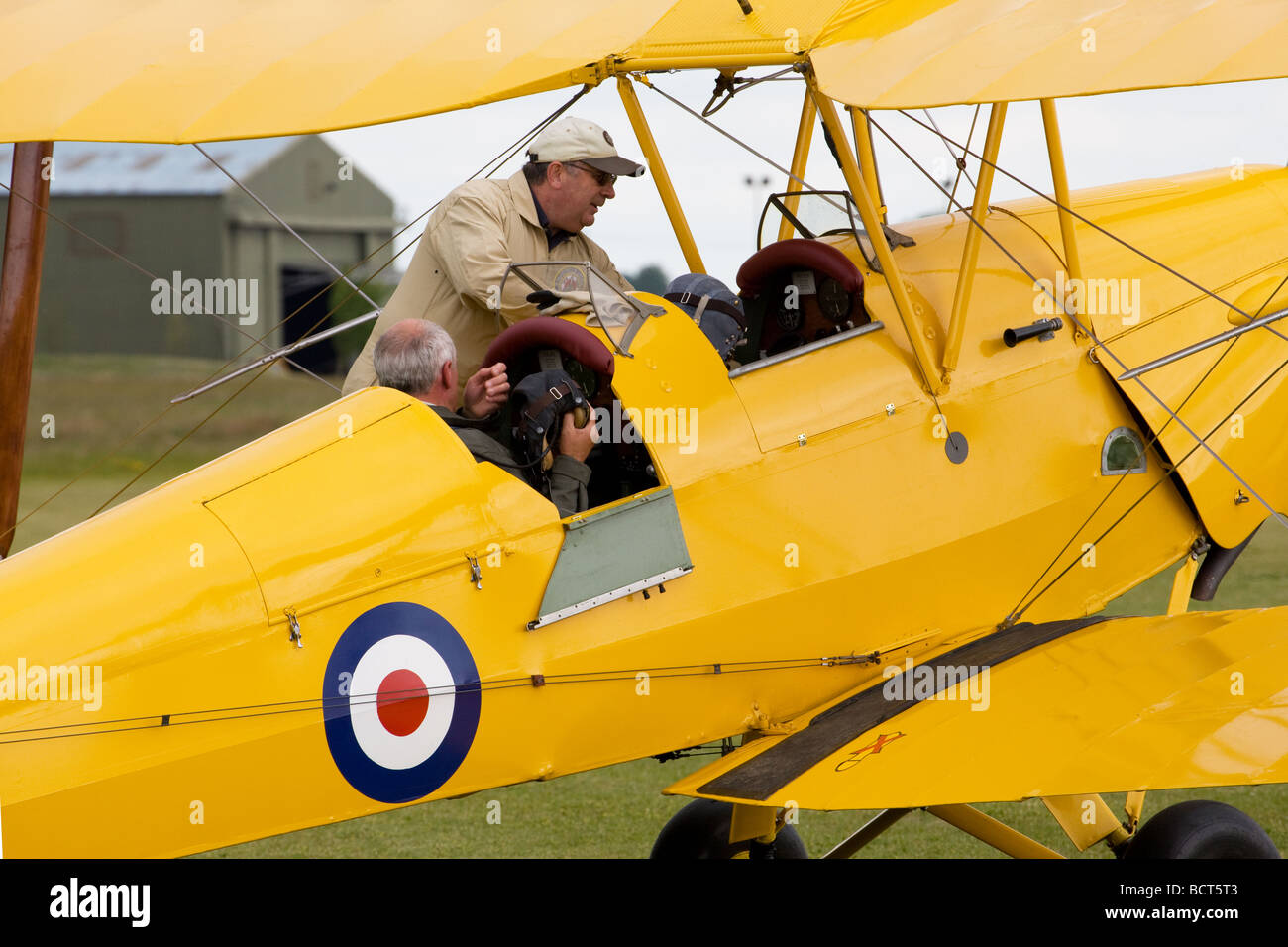 Dh82a tiger moth cockpit hi-res stock photography and images - Alamy