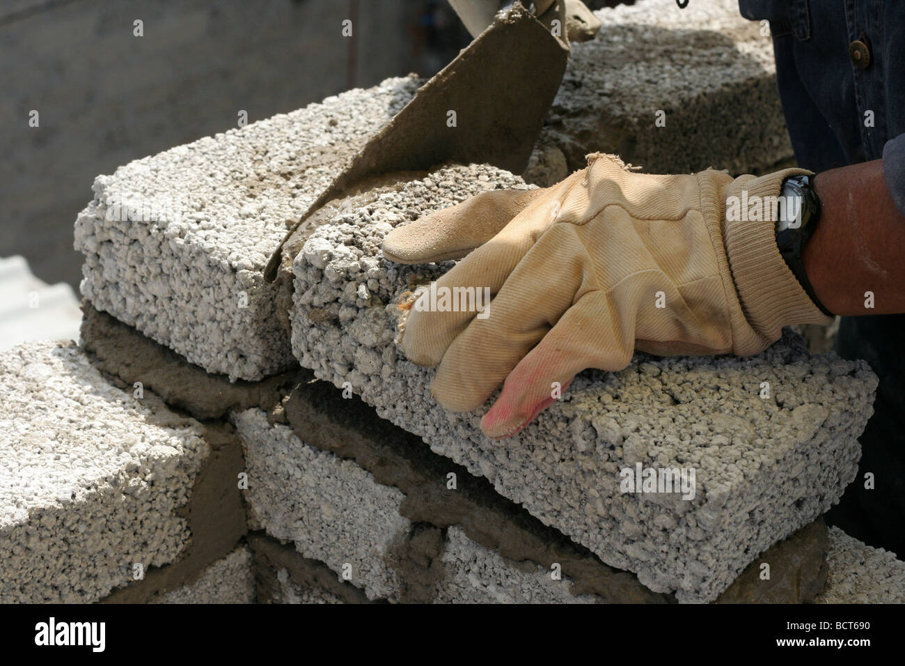 Laying bricks line hi-res stock photography and images - Alamy