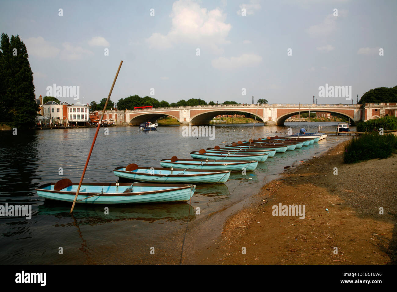 Hampton court bridge hi-res stock photography and images - Alamy