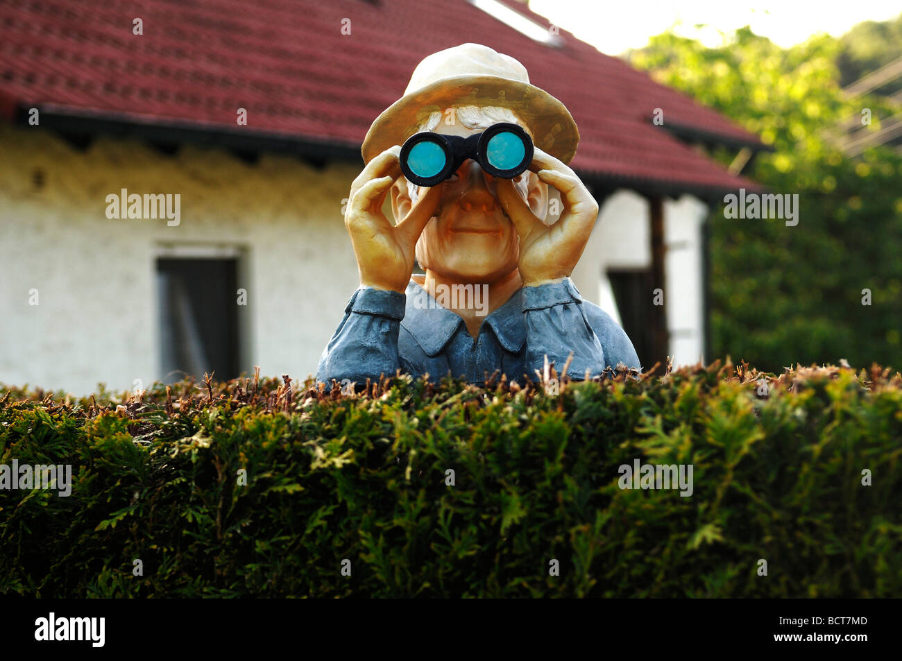 Over the hedge hi-res stock photography and images - Alamy