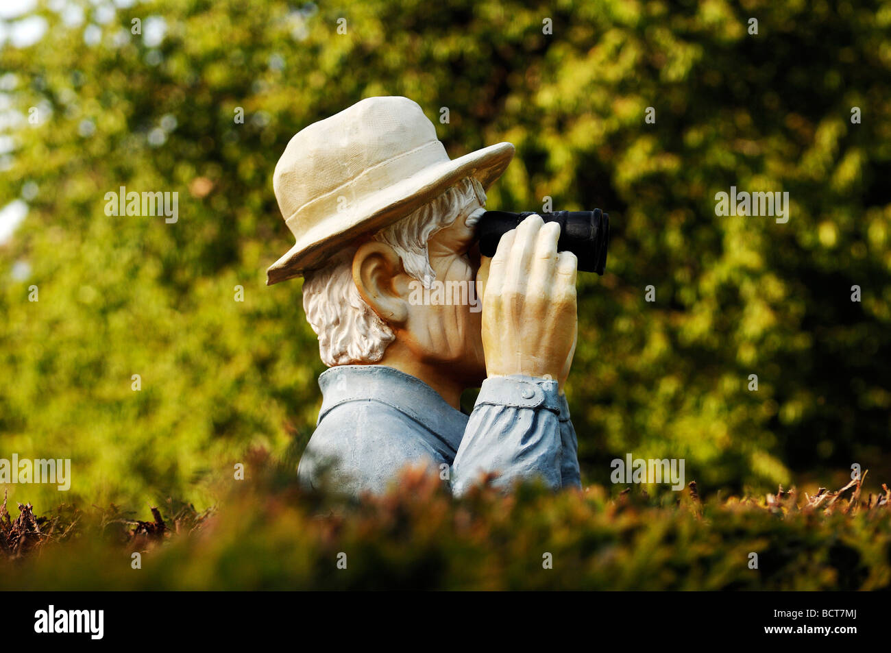 Over the hedge hi-res stock photography and images - Alamy