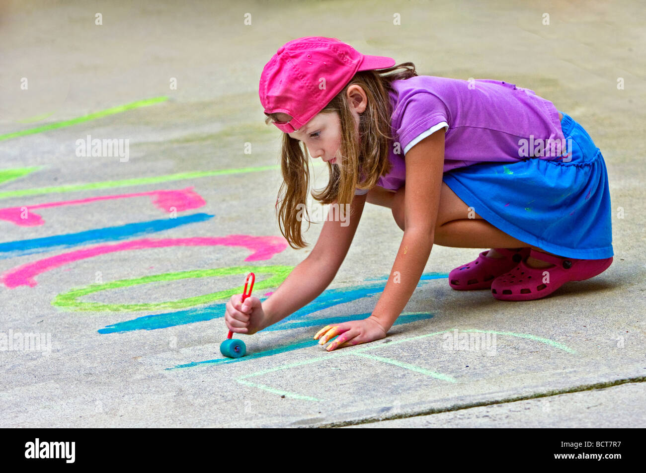 Young pretty girl painting welcome on sidewalk Stock Photo - Alamy