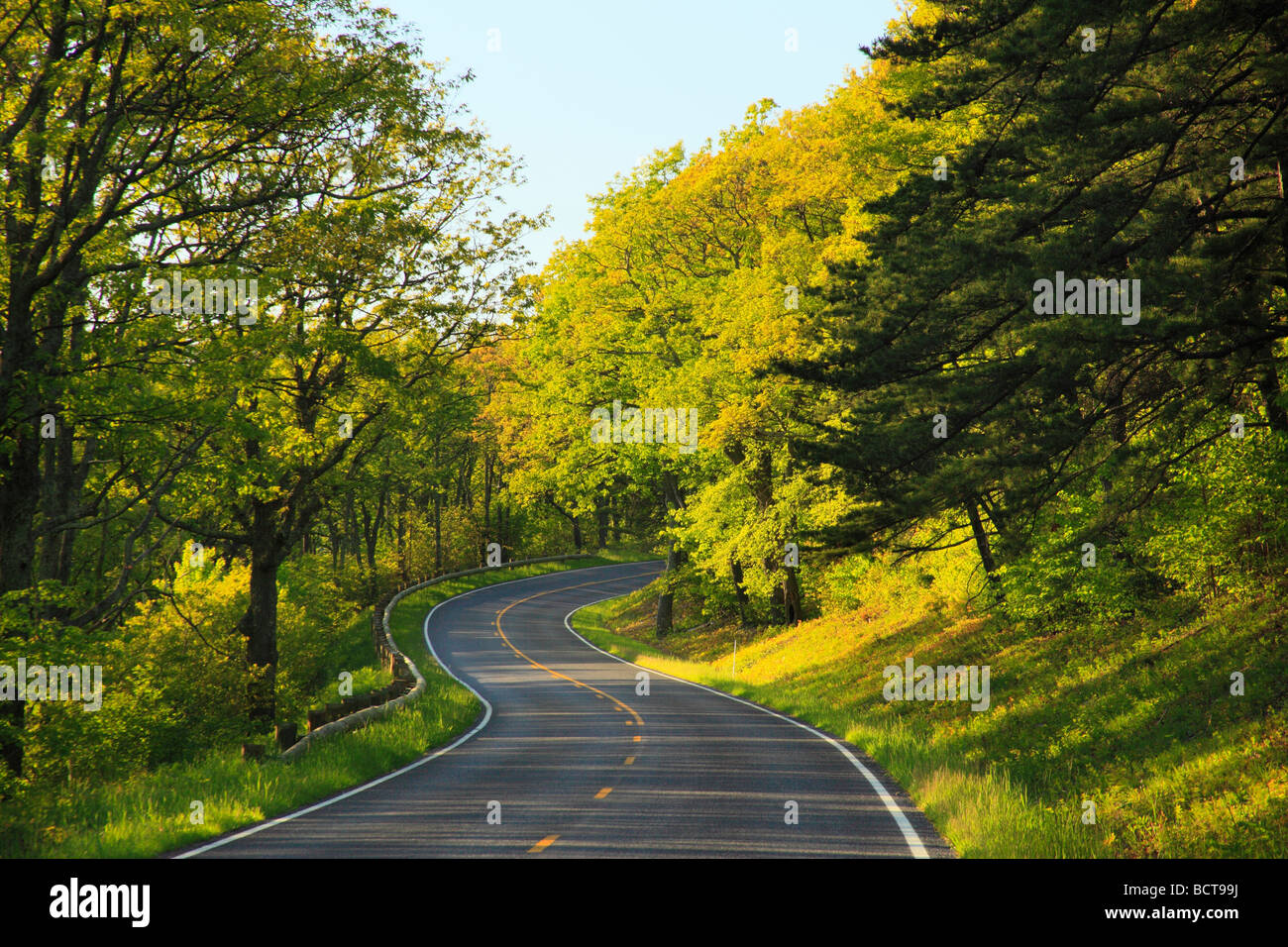 Skyline drive virginia road spring hi-res stock photography and images ...