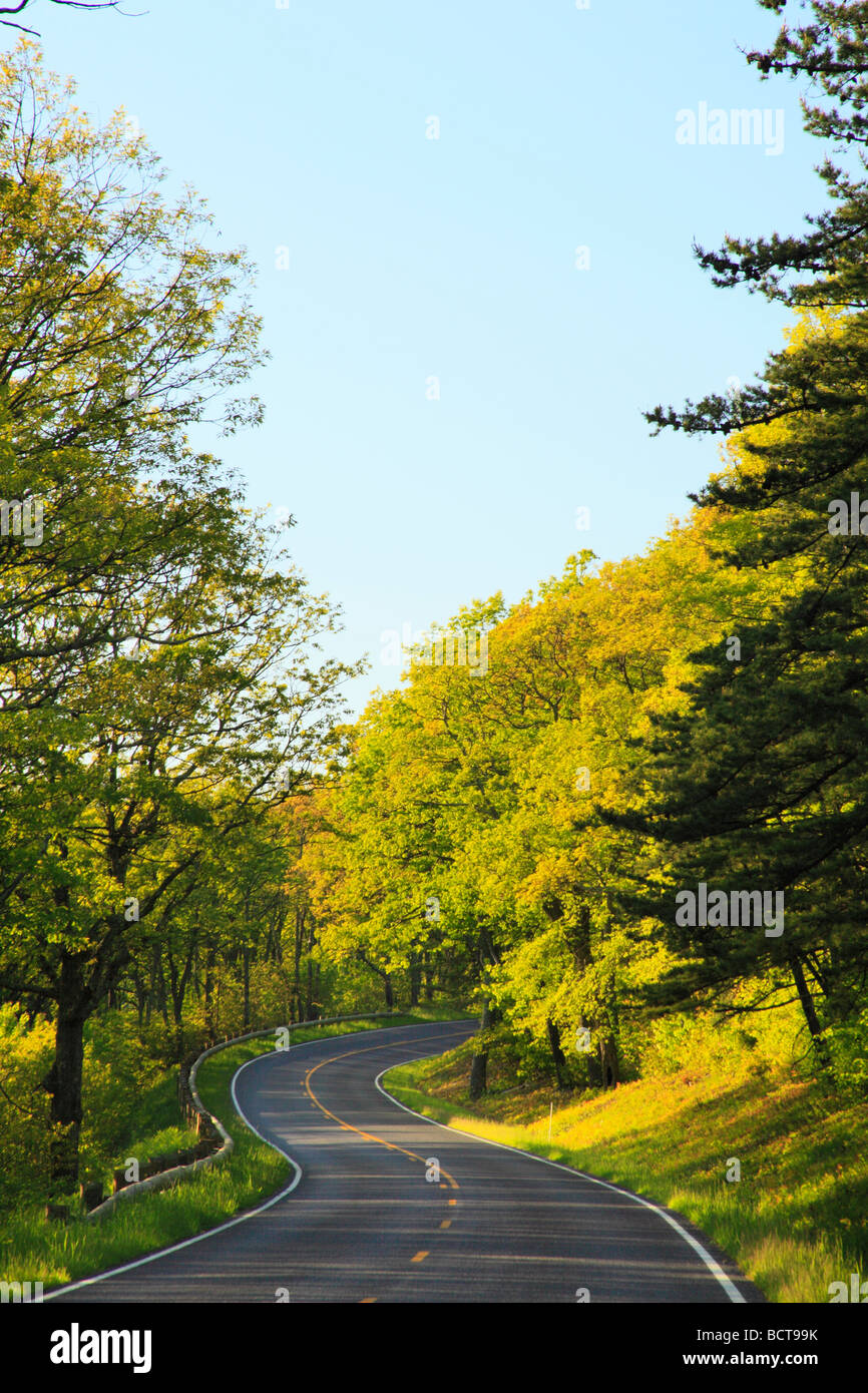 Skyline drive virginia road spring hi-res stock photography and images ...