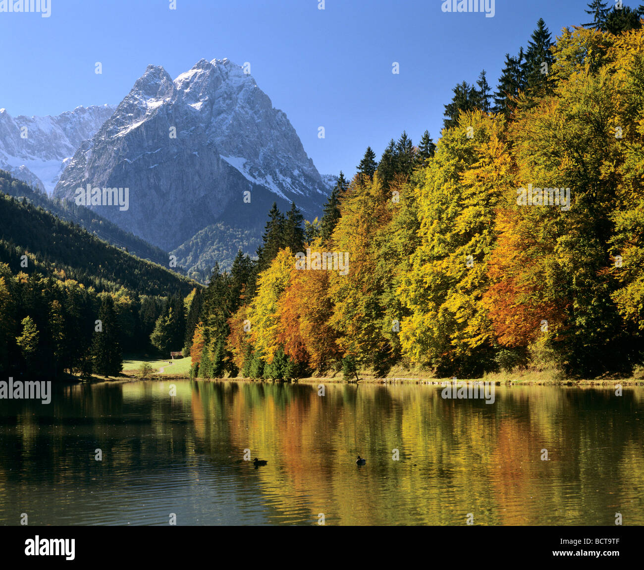 Riessersee lake in spring, Garmisch Partenkirchen, Werdenfelser Land ...