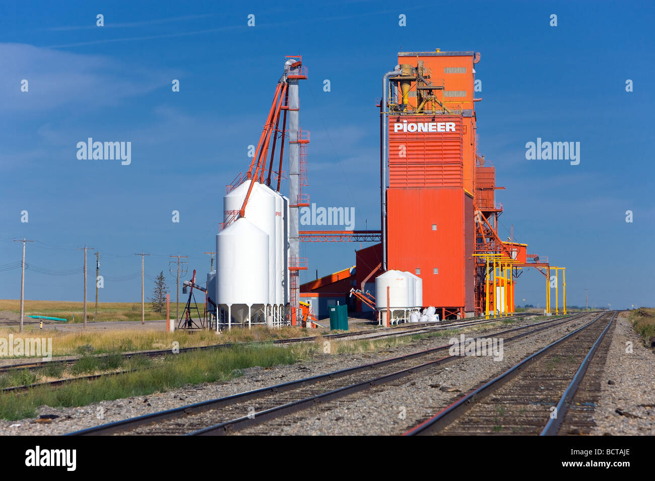 Pioneer Grain Elevator at Vulcan Alberta Canada Stock Photo - Alamy