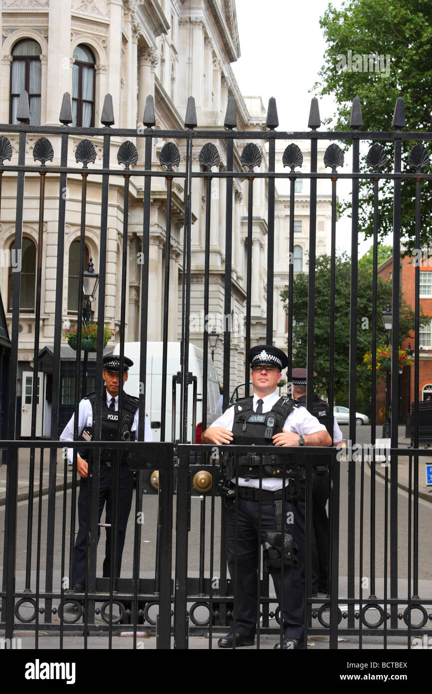 Armed Metropolitan police officers at the enterance to Downing Street ...