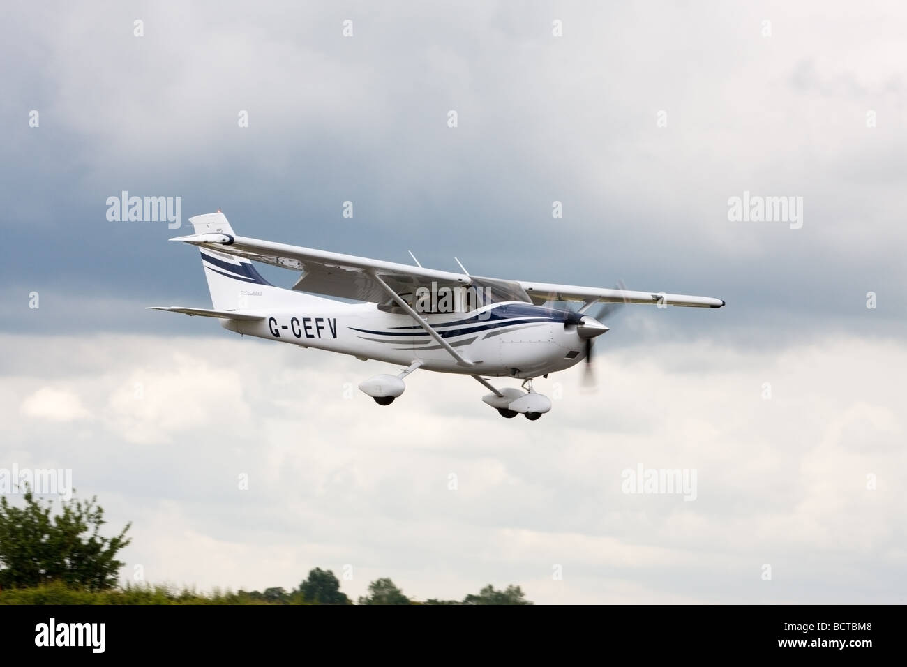Cessna 172T Skylane G-CEFV on final approach to land at Wickenby ...
