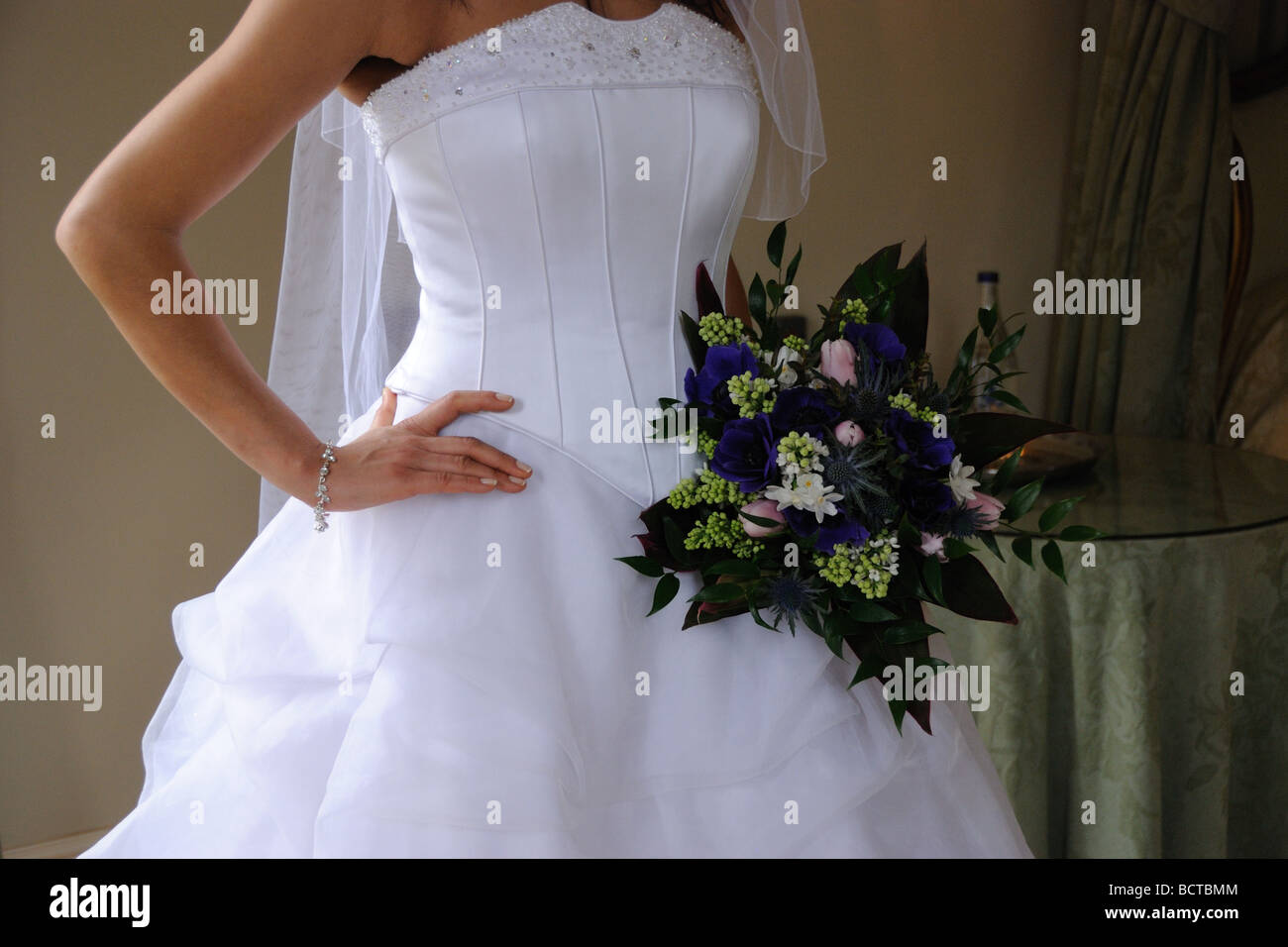 Curvy bust hi-res stock photography and images - Alamy