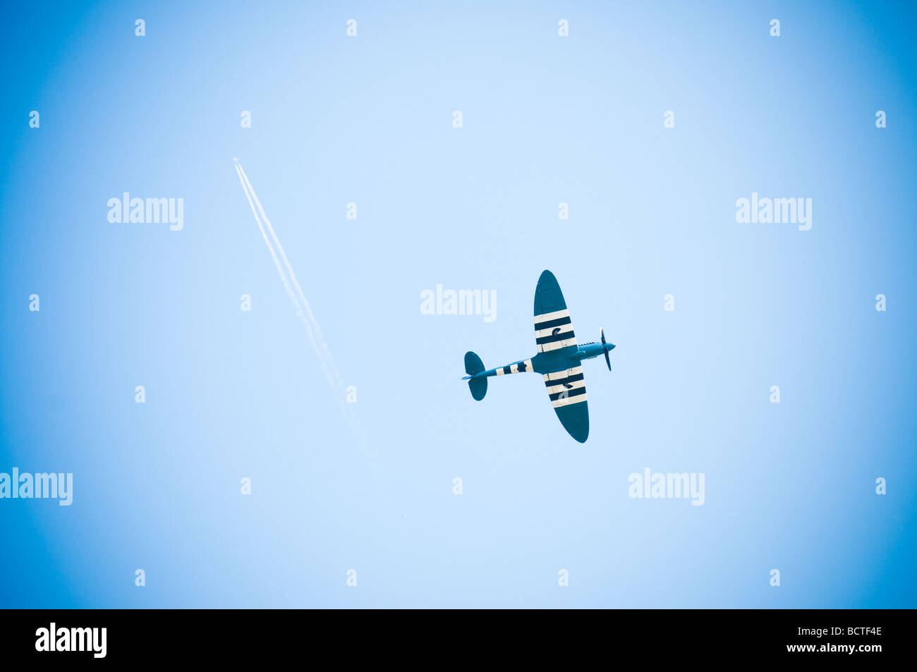 Low flying spitfire hi-res stock photography and images - Alamy