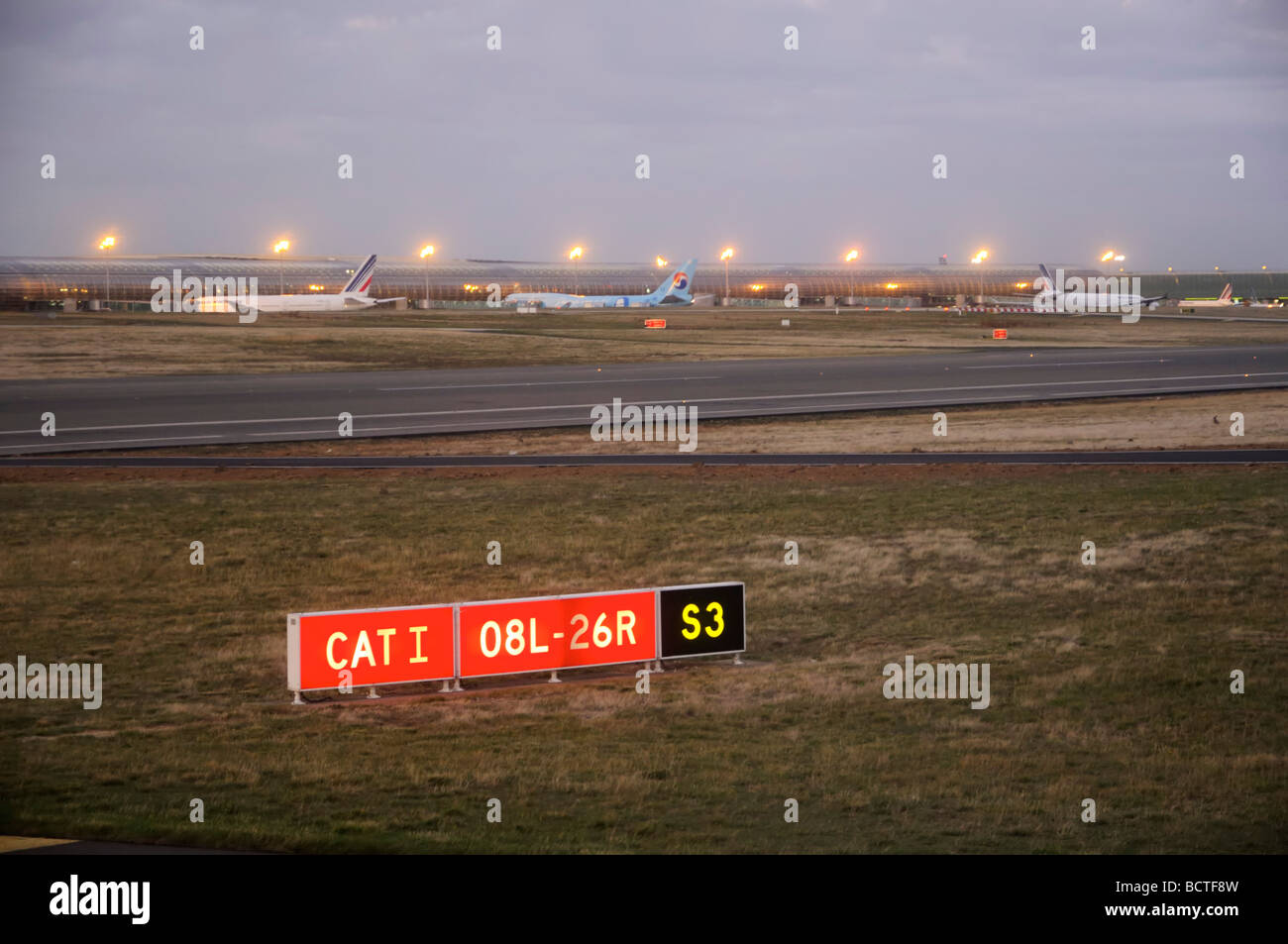 Paris cdg hi-res stock photography and images - Alamy