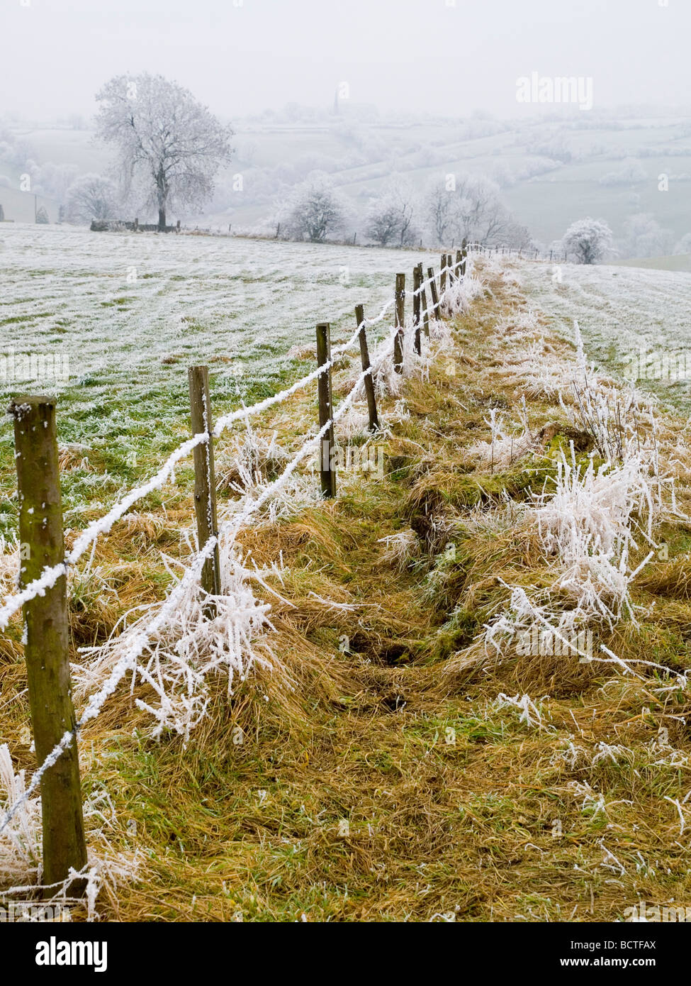White fence and fields hi-res stock photography and images - Alamy