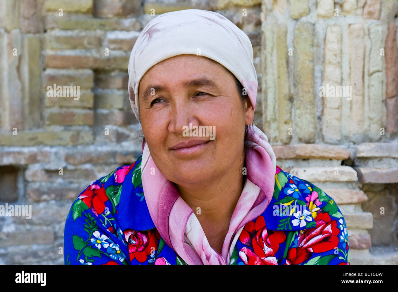 Uzbek Woman in Bukhara Uzbekistan Stock Photo - Alamy