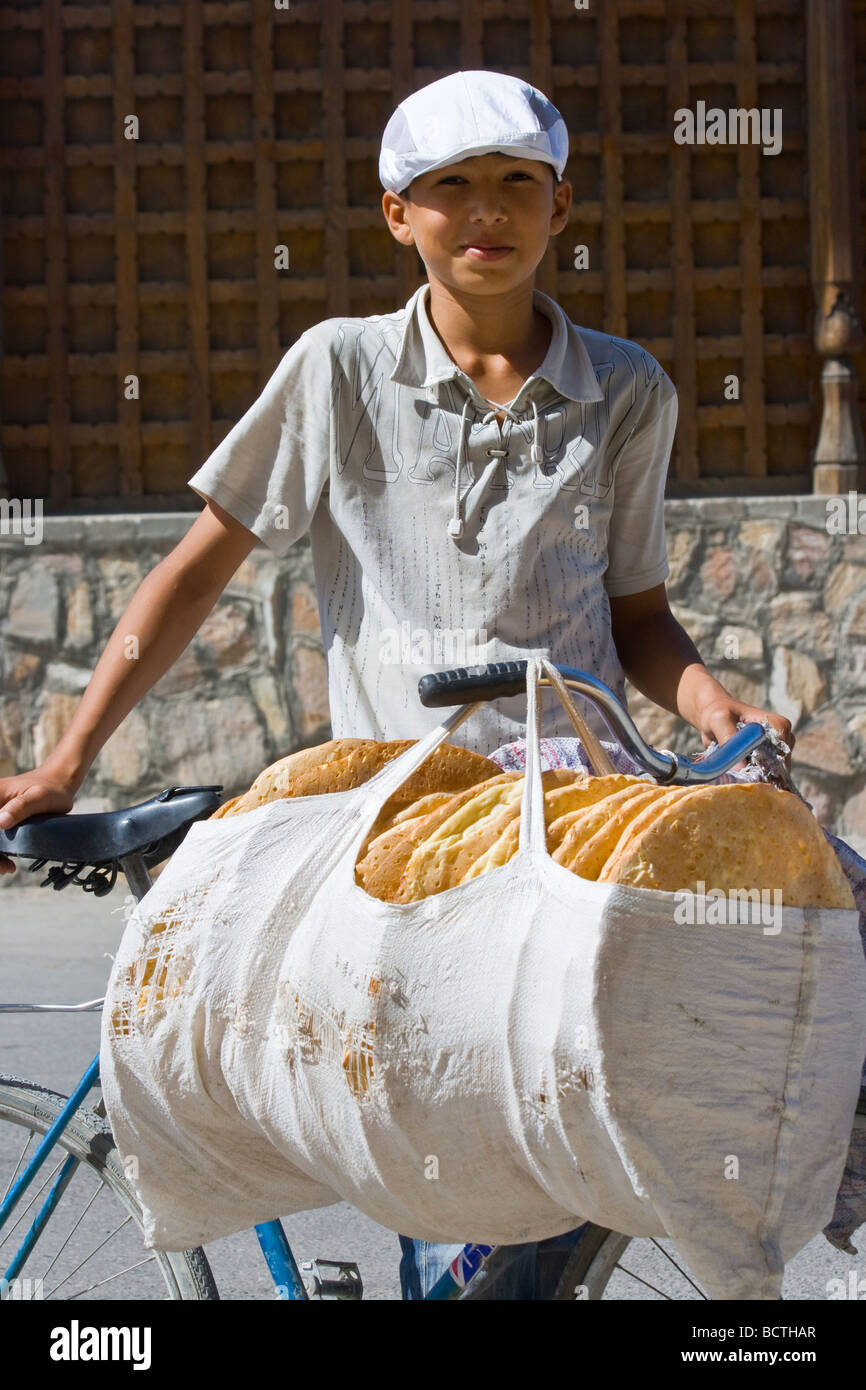 Delivering bread bicycle hi-res stock photography and images - Alamy