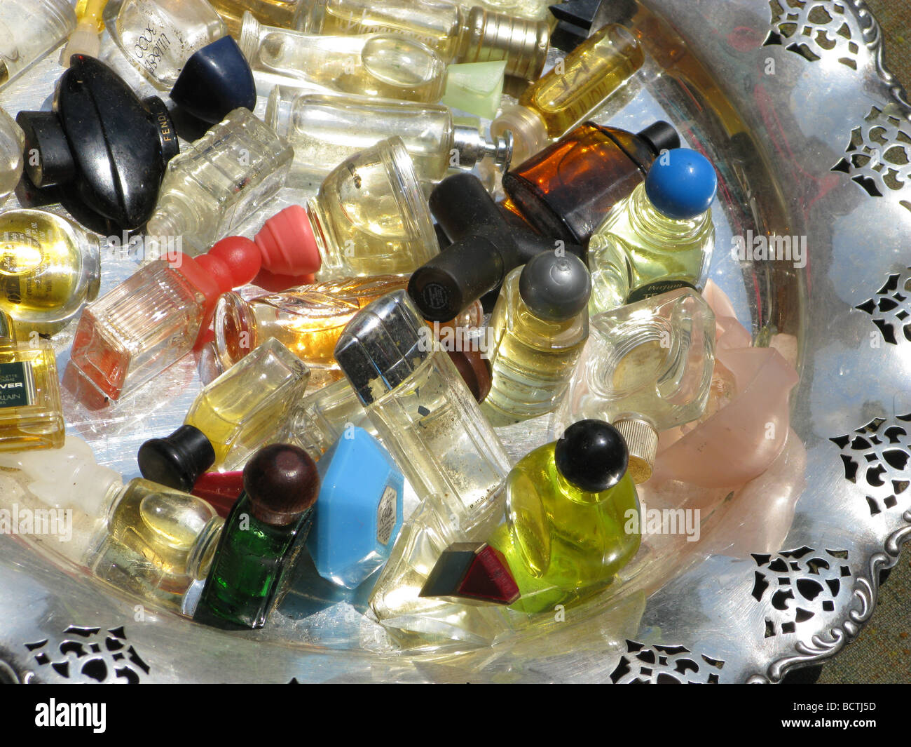 lots of perfume bottles on tray on market stall stand in sun Stock ...