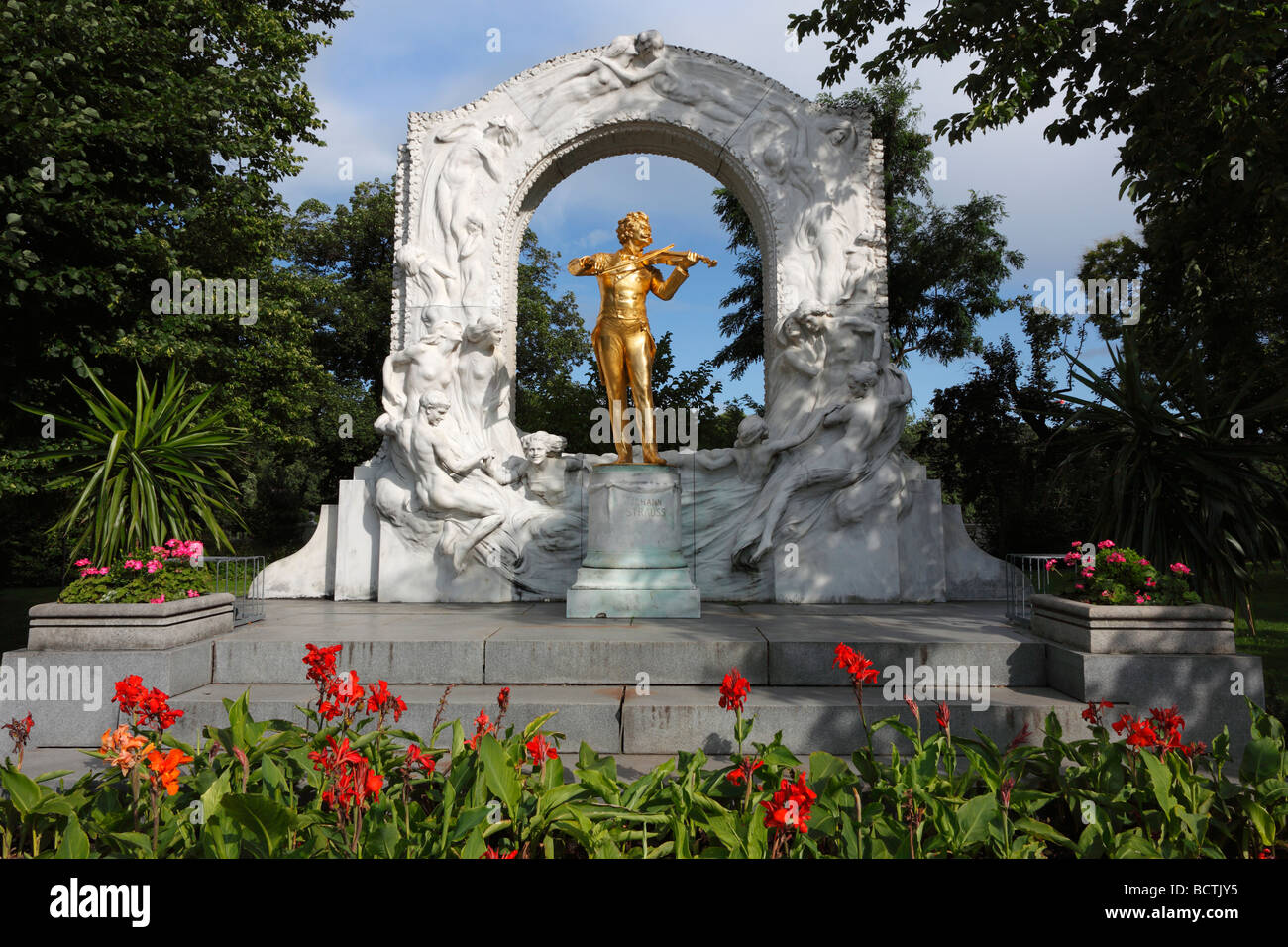 Johann Strauss monument in the Stadtpark, Viennese City Park, Vienna ...