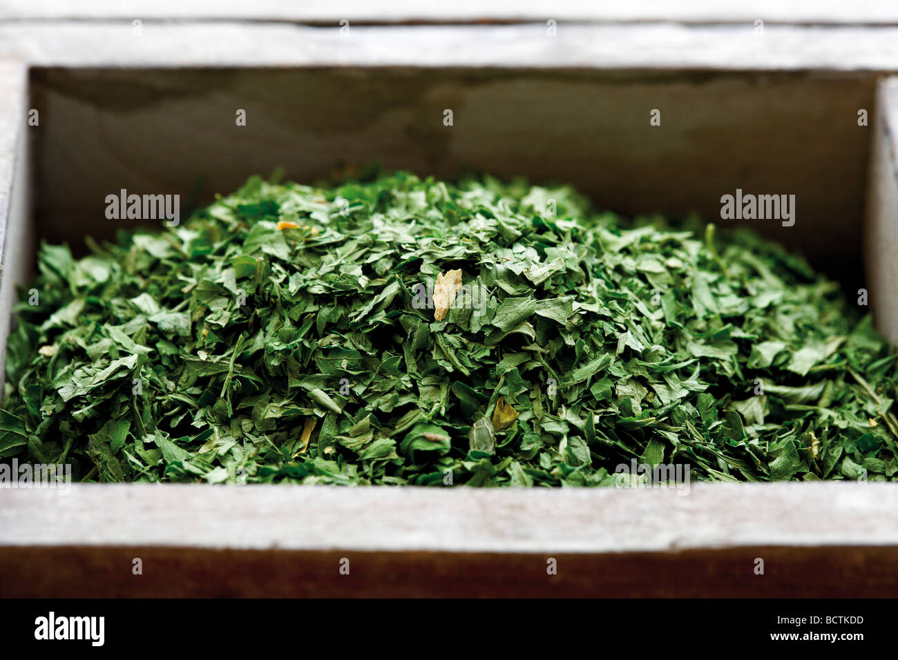 Dried parsley in a spice box Stock Photo - Alamy