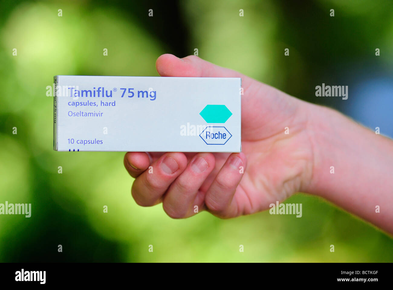 Hand holding tamiflu medicine box hi-res stock photography and images ...