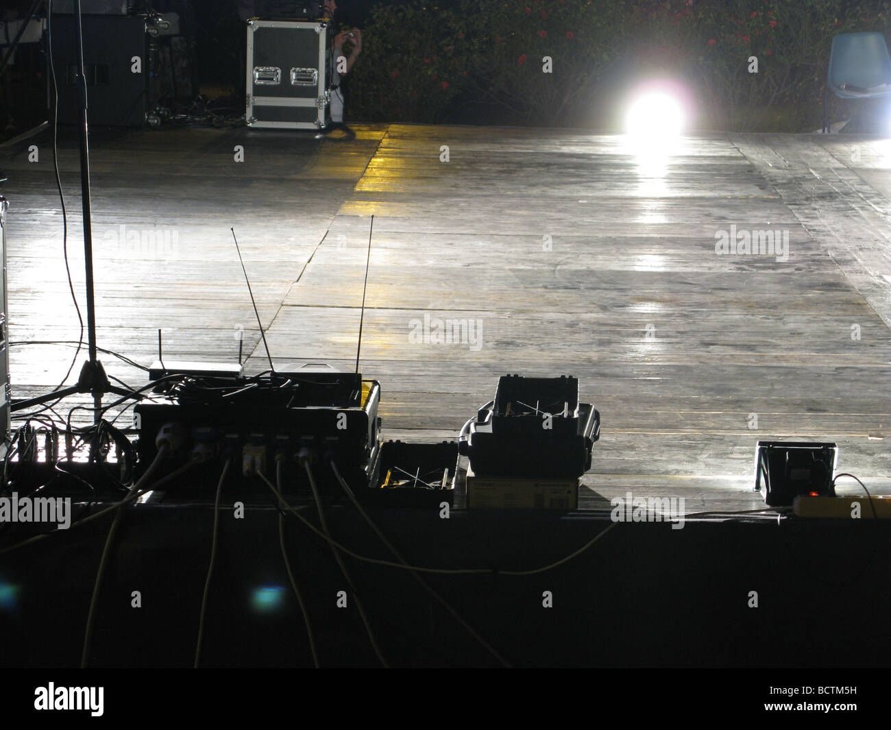 empty stage music concert set at night Stock Photo - Alamy