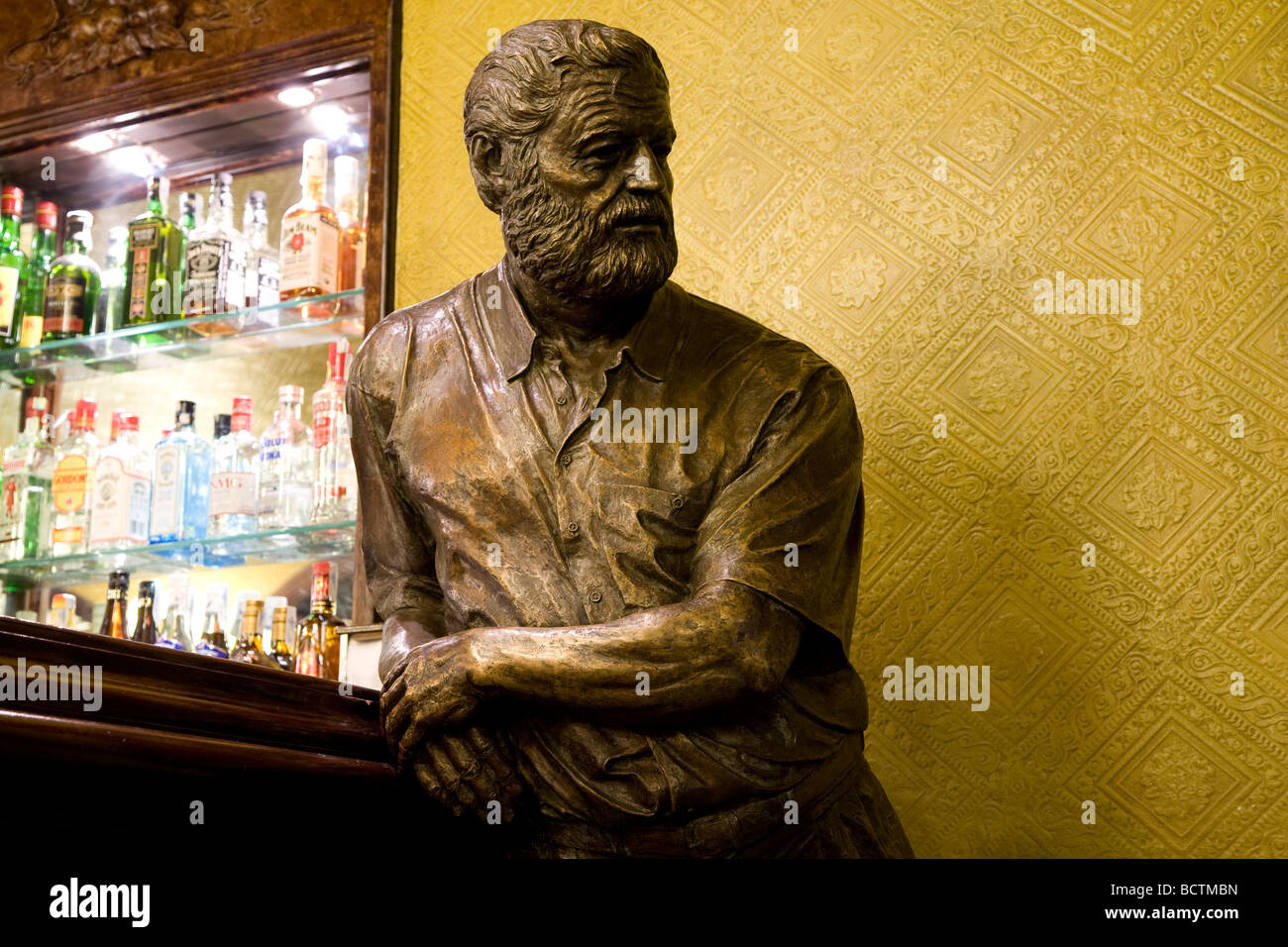 Hemingway statue hi-res stock photography and images - Alamy