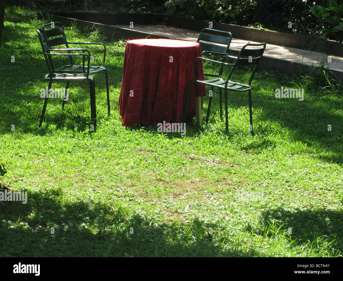 empty table and chairs outside garden in sun Stock Photo - Alamy