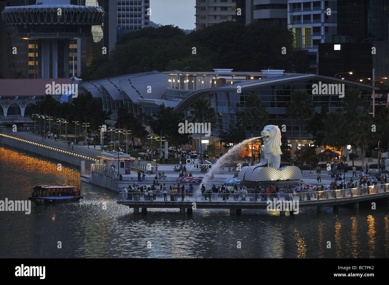 Lion Statue at One Fullerton, Singapore SIN Stock Photo - Alamy