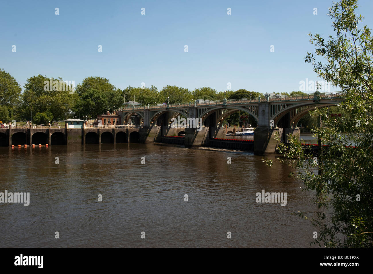 Richmond lock, controlling the tidal flow of the River Thames Stock ...