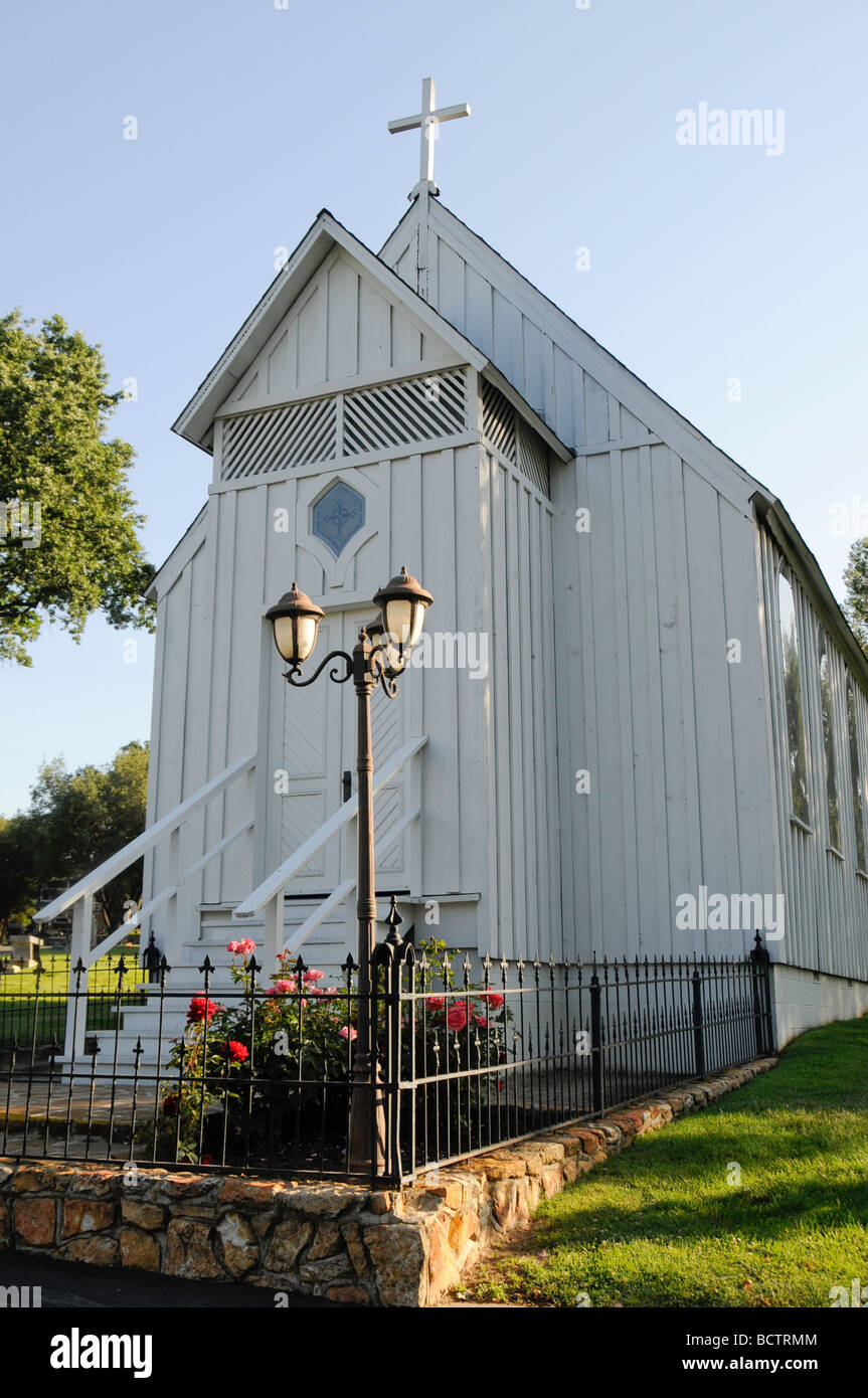 Little green church windows hi-res stock photography and images - Alamy