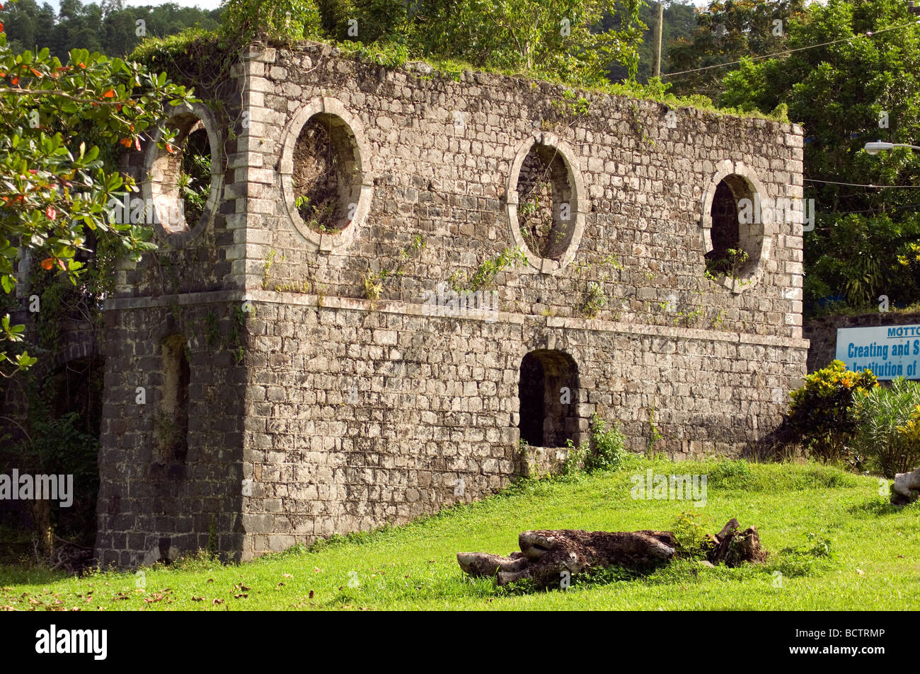 Abandoned ruins hi-res stock photography and images - Alamy
