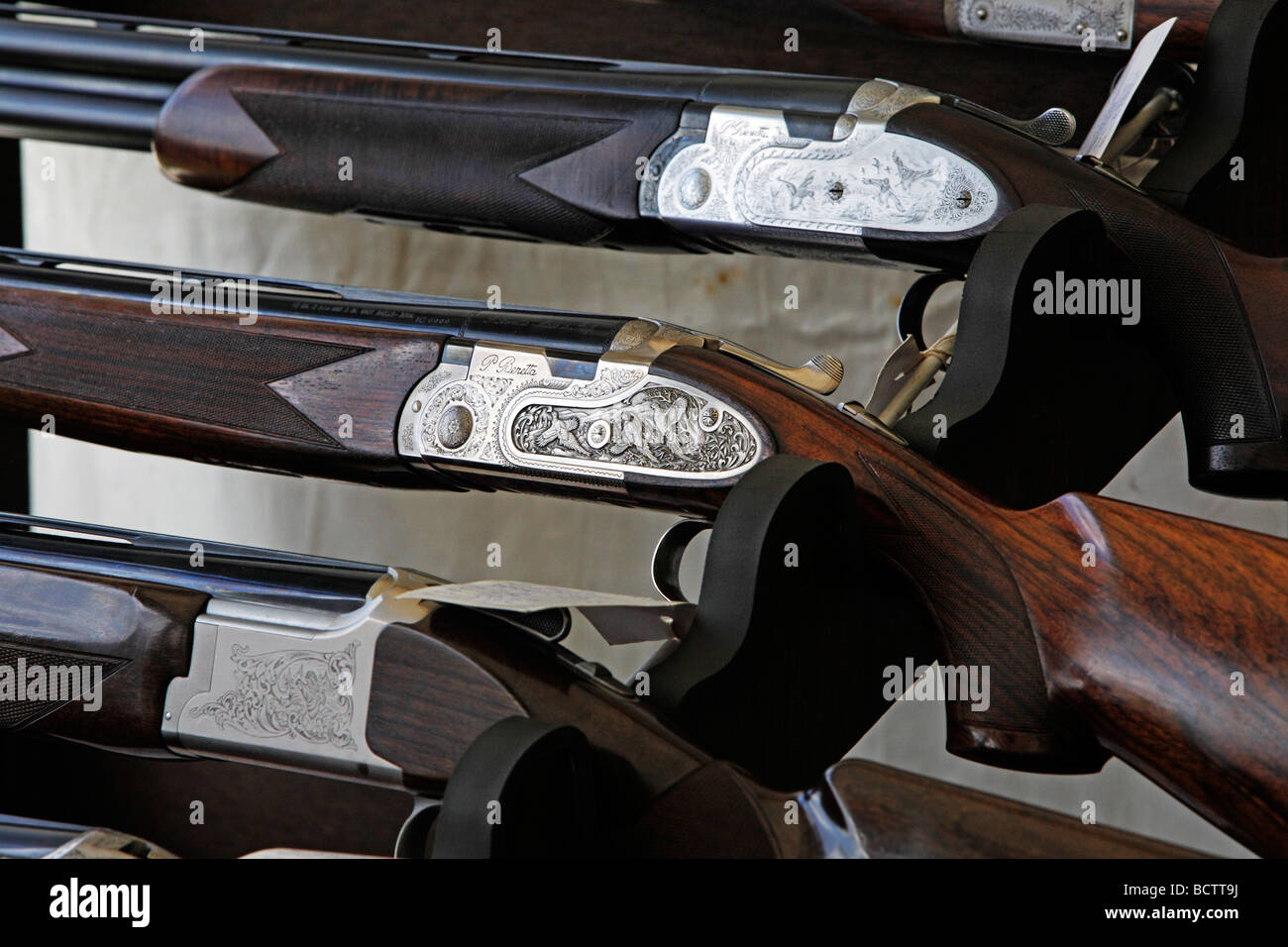 A gunsmith display of shotguns Stock Photo - Alamy