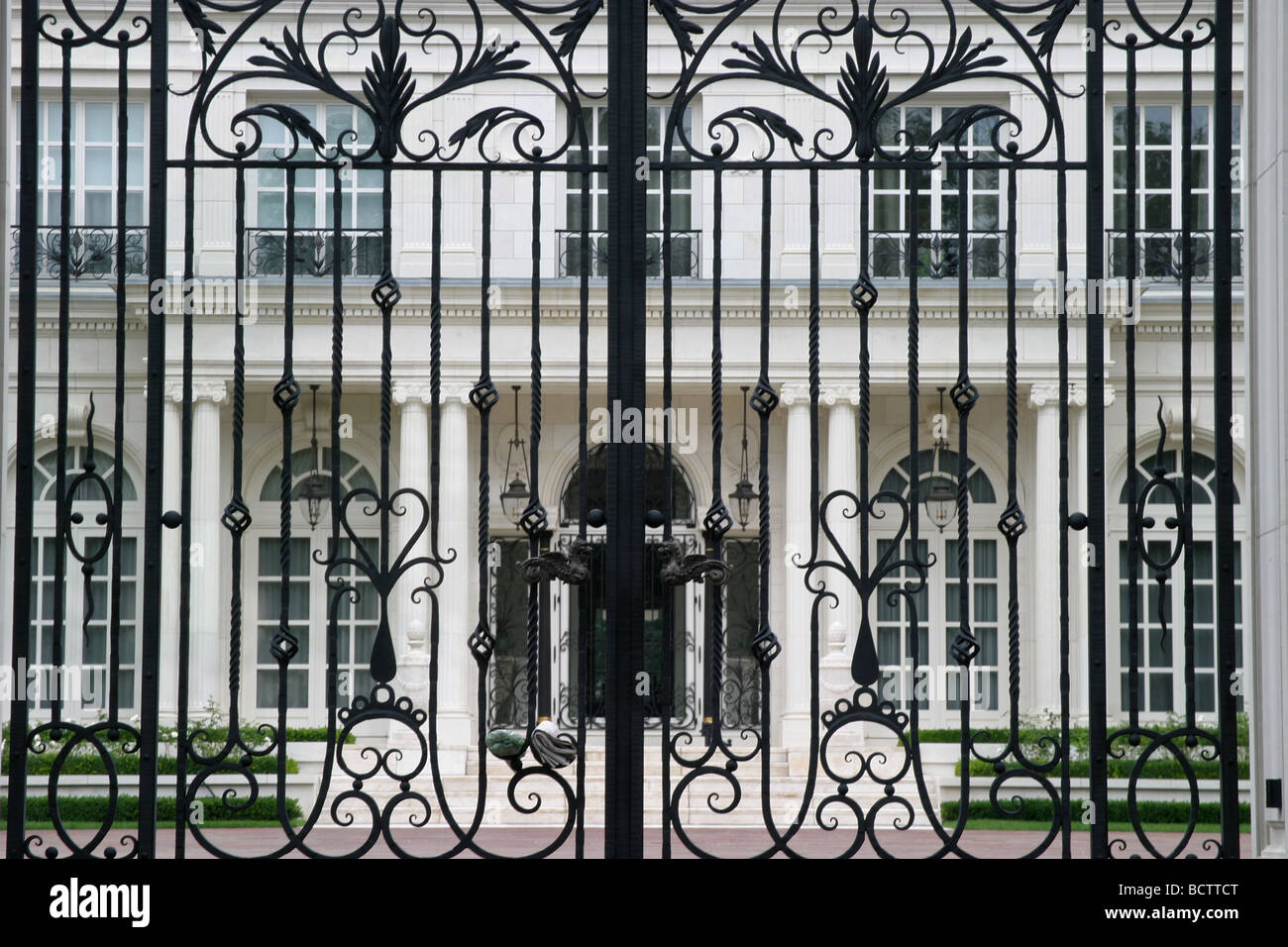gate in front of luxurious mansion Stock Photo - Alamy
