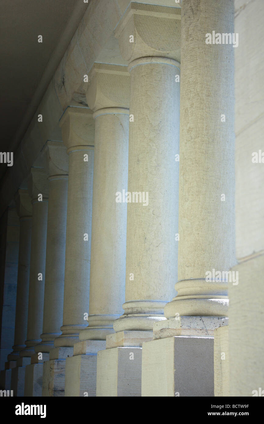 Arcade of white cylindrical columns supporting roof Stock Photo - Alamy