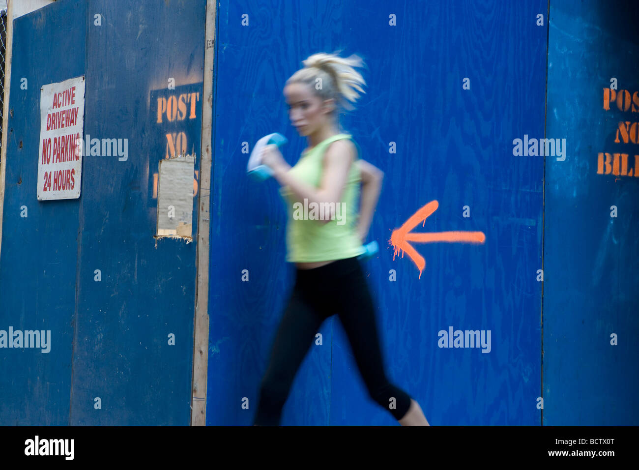Side profile of a young woman running Stock Photo - Alamy