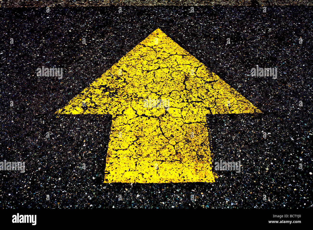 Directional arrow sign pointing forward Stock Photo - Alamy