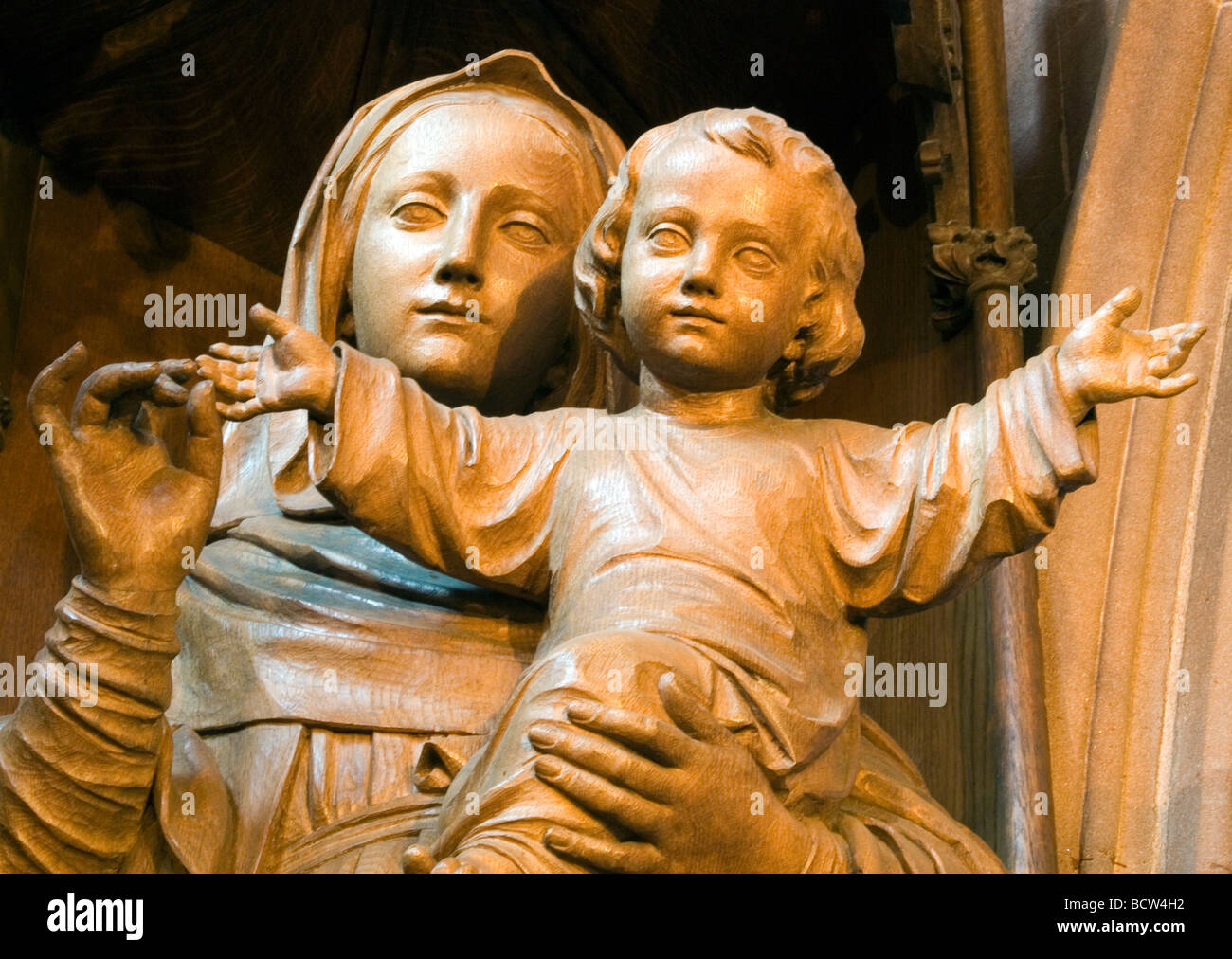 Mary and infant jesus statue hi-res stock photography and images - Alamy