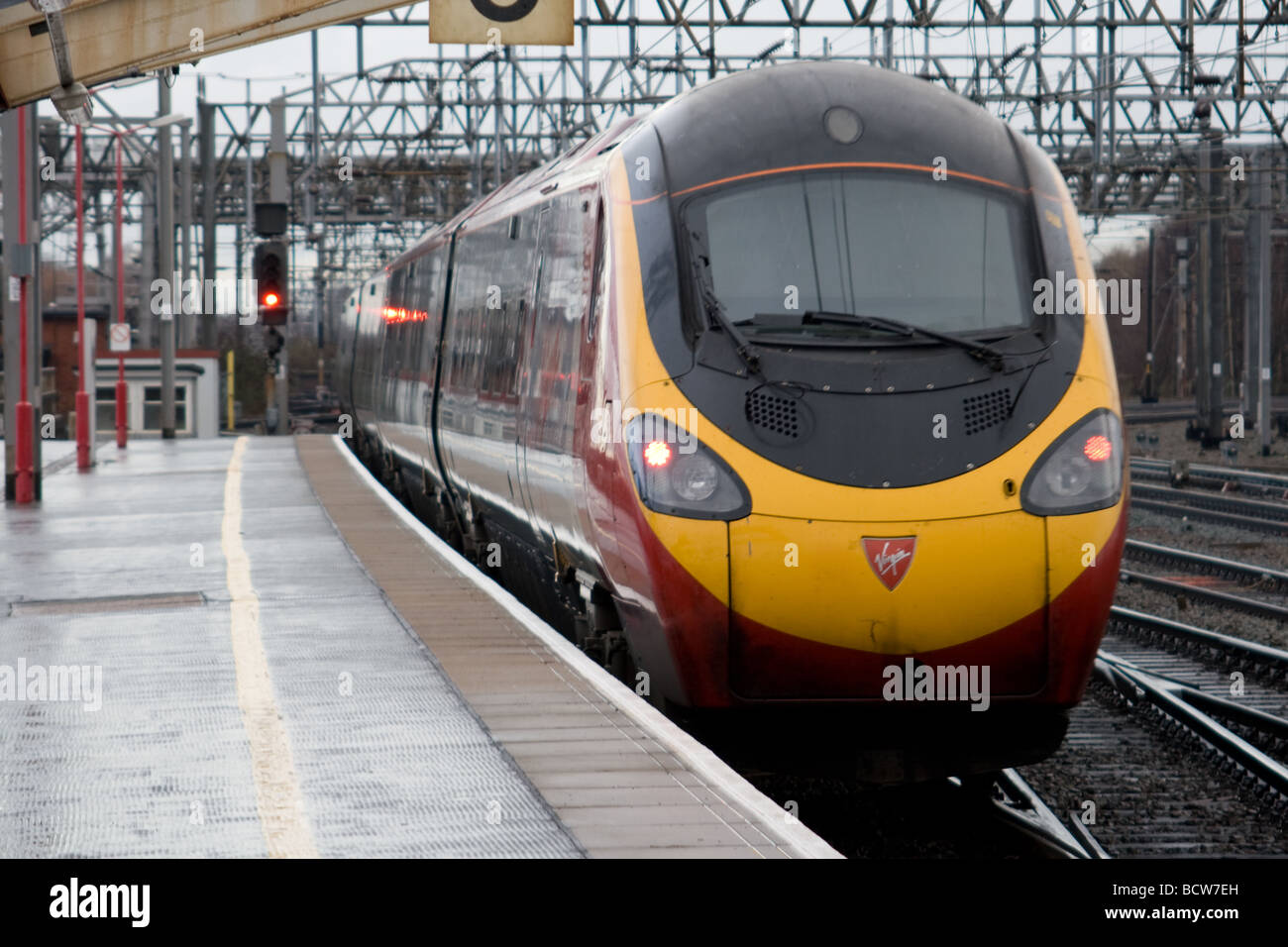 Pendolino leaving platform 6, Crewe station Stock Photo - Alamy