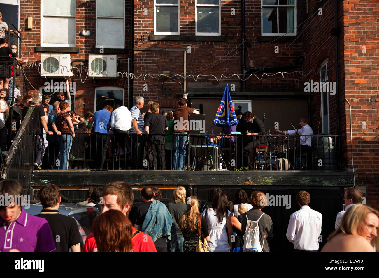 Crowd outside gig hi-res stock photography and images - Alamy