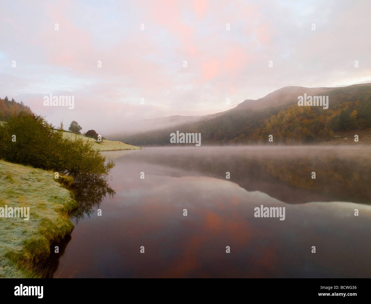 Dawn mist over derwent water hi-res stock photography and images - Alamy