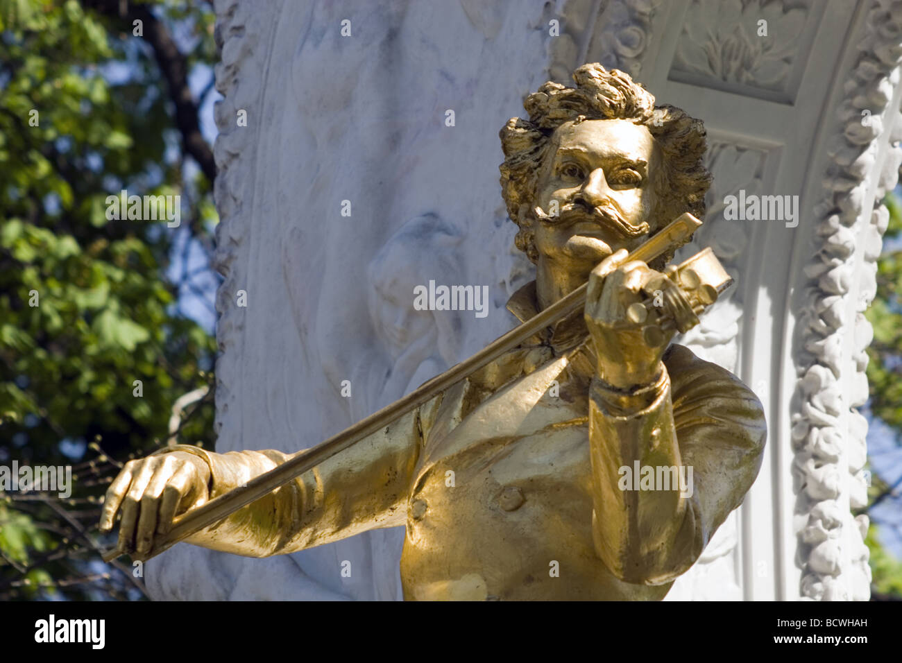 johann strauss statue in vienna park Stock Photo - Alamy