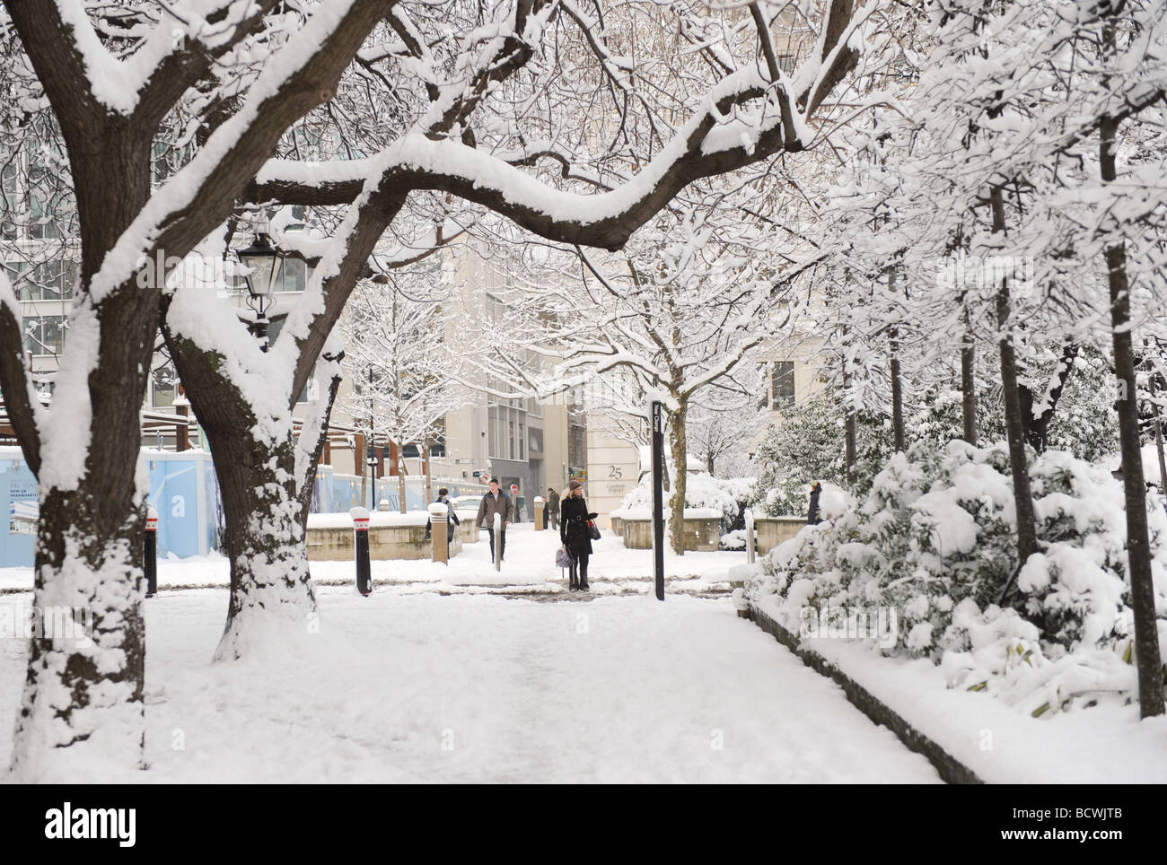 People walking to work in the heavy snow, London, February 2009 Stock ...