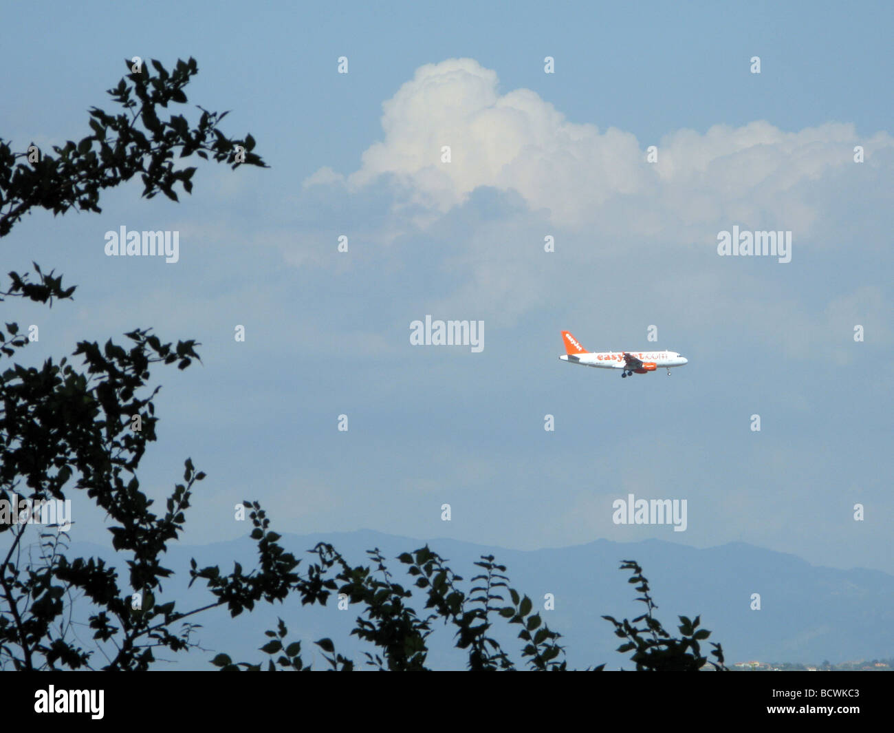 easyjet plane flying into rome ciampino airport Stock Photo - Alamy