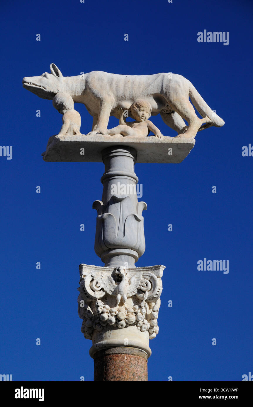 She wolf statue hi-res stock photography and images - Alamy