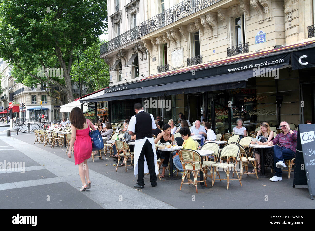 Outdoor cafe in Paris Stock Photo - Alamy