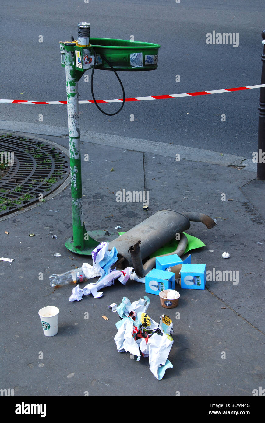 litter bin on Parisian street corner Paris France Stock Photo - Alamy
