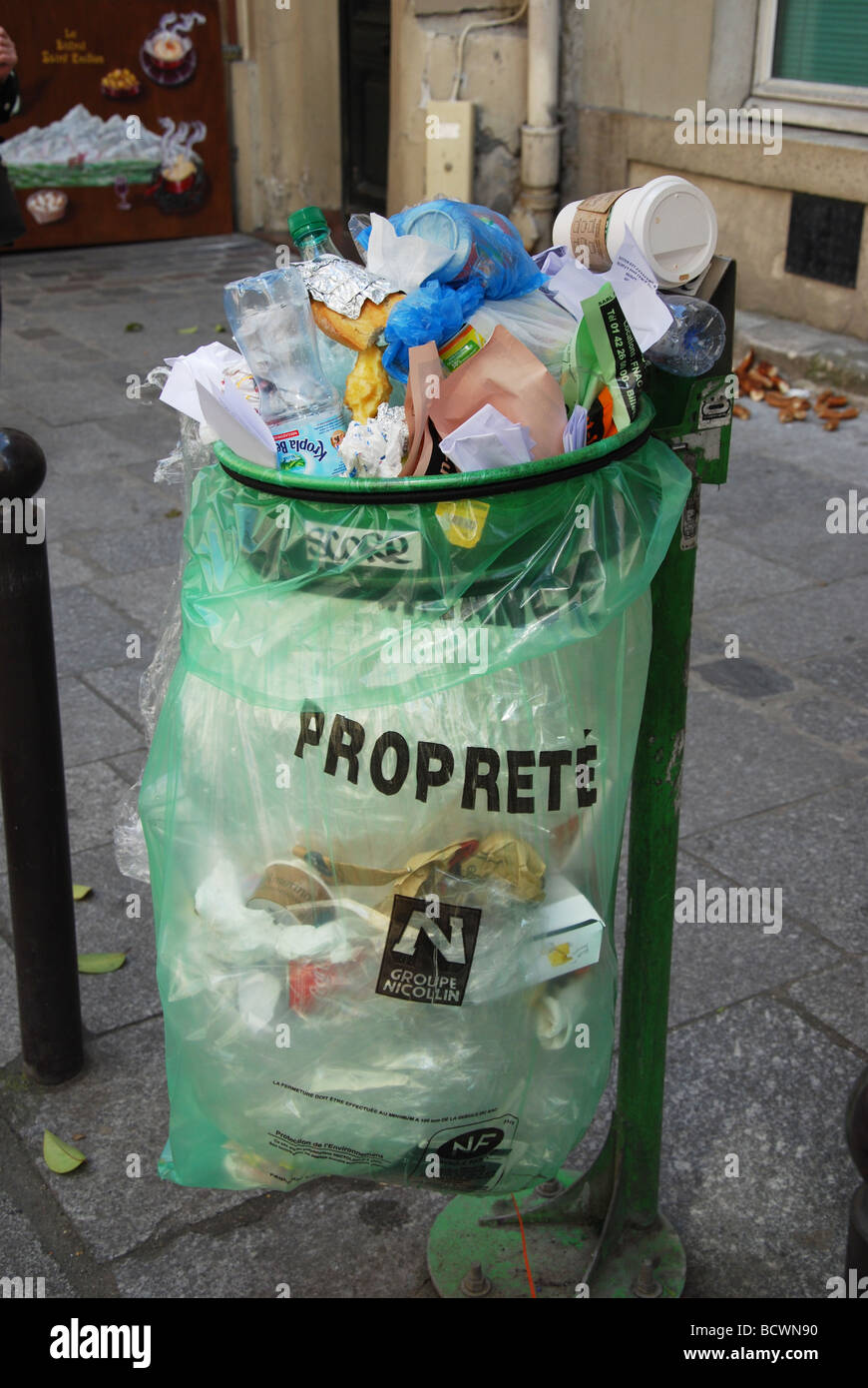 litter bin on Parisian street corner Paris France Stock Photo - Alamy