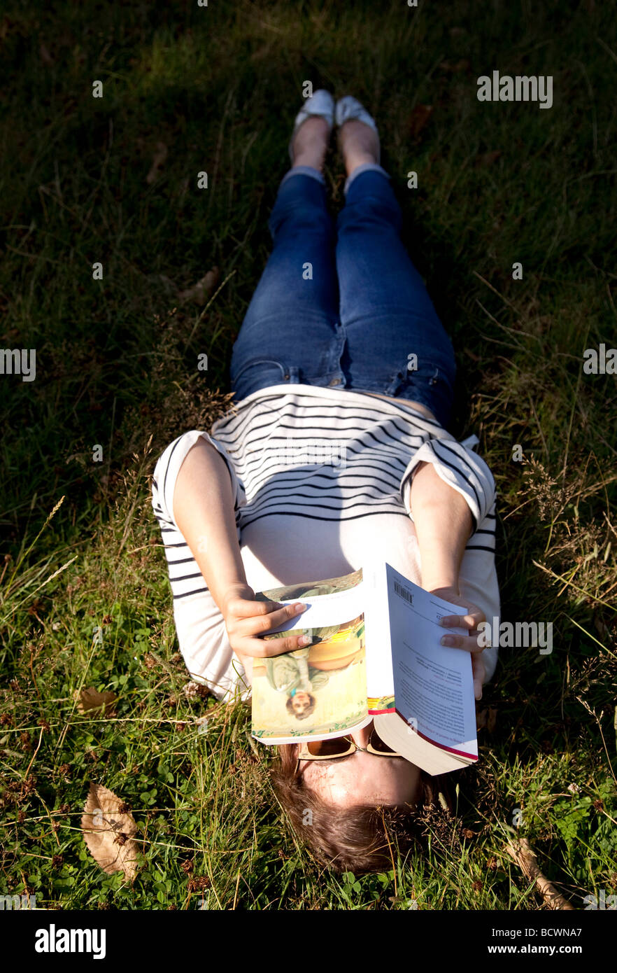 Reading style hi-res stock photography and images - Alamy