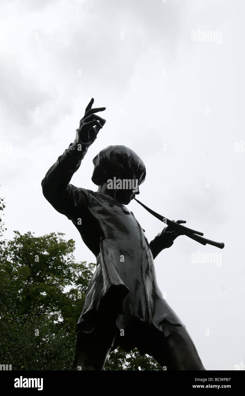 Peter pan statue hi-res stock photography and images - Alamy